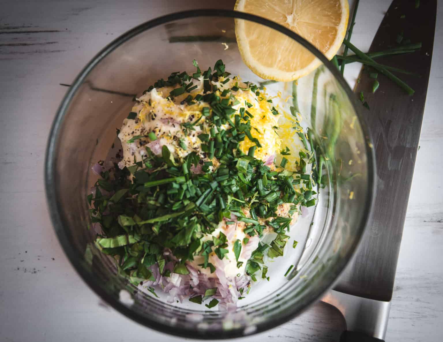 A Flavor Explosion: Bacon and Tomato Sandwich with Herb Aioli